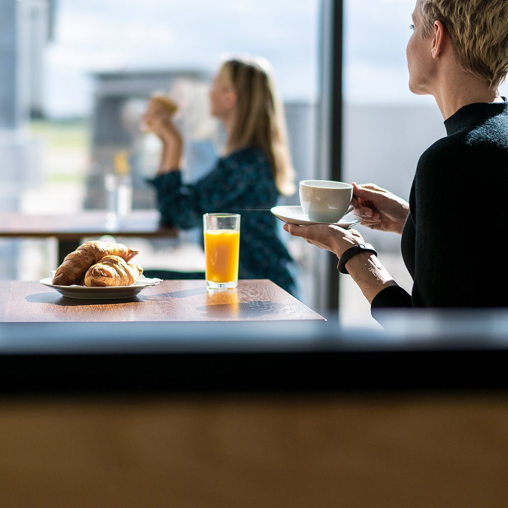 Cafés, shops, service | BER Airport